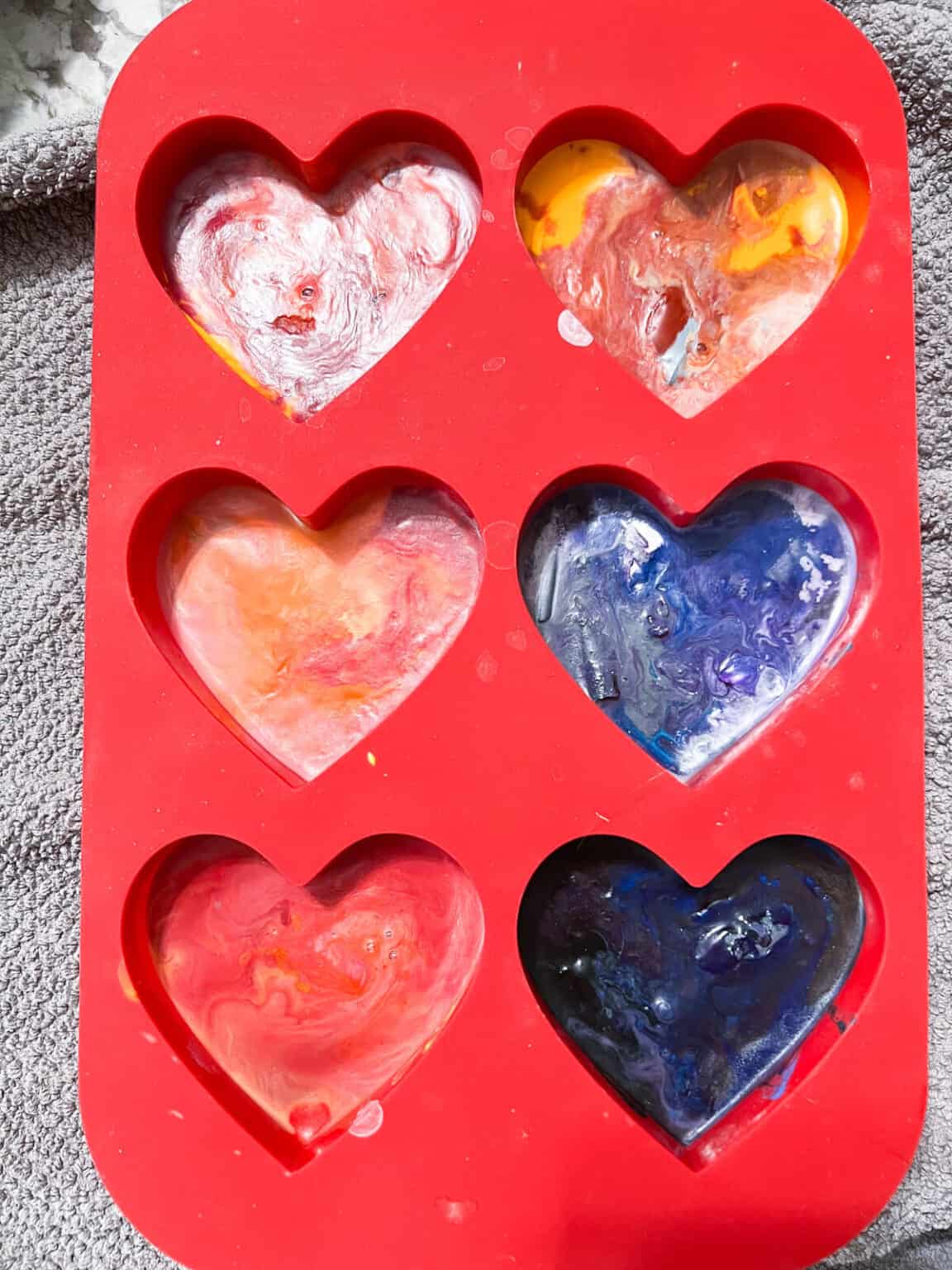 How To Melt Crayons In Silicone Molds The Easy Way - Crafty Art Ideas