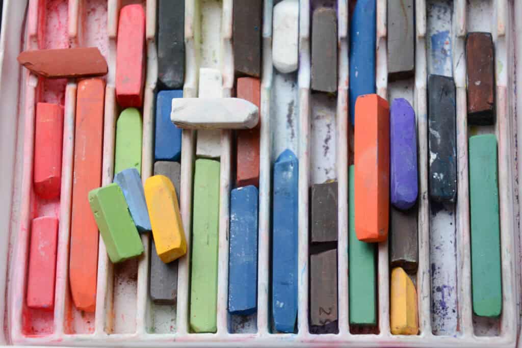 Fun Abstract Chalk Drawing Lesson For Beginners - Crafty Art Ideas