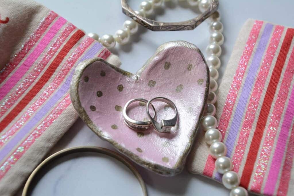 How To Make An Easy DIY Clay Heart Trinket Dish - Crafty Art Ideas